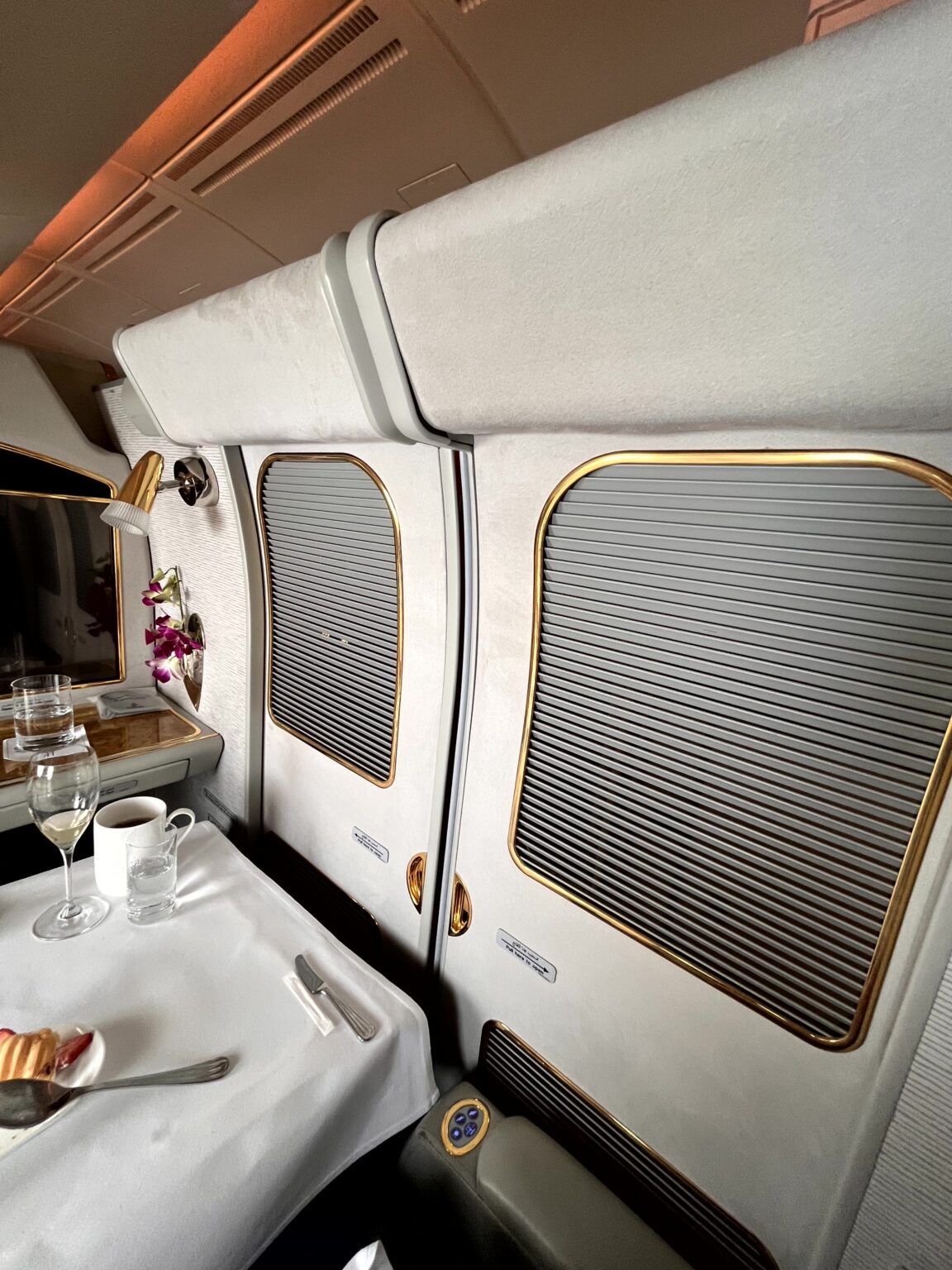 【ファーストクラス】バンコク→香港便（EK384/EK385）でエミレーツ航空ファーストクラスに搭乗してきました - ひやまんブログ